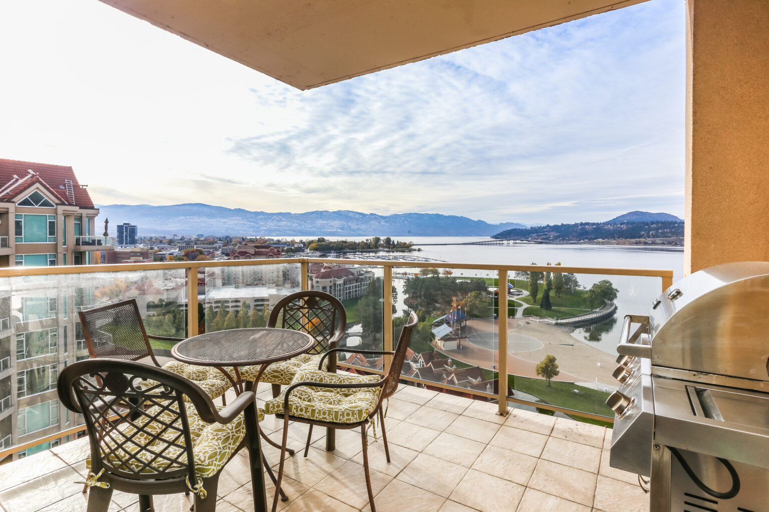 Sunset Waterfront Resort - Kelowna Resort Accommodations